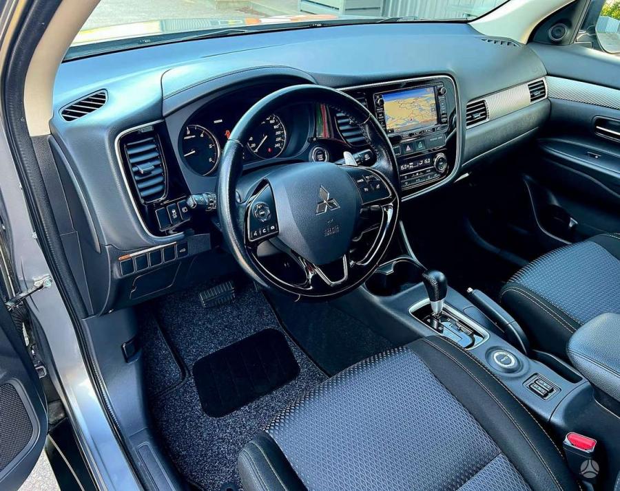Grey Mitsubishi Outlander 2016 in Utena, with an engine capacity of 2.27 L and mileage of 140 thousand km for 13100 €, photo 30 on AUTOMOTO.COM.LV