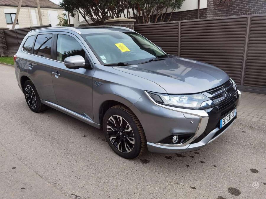 Grey Mitsubishi Outlander 2016 in Kaunas, with an engine capacity of 2.00 L and mileage of 173 thousand km for 7900 €, photo 3 on AUTOMOTO.COM.LV