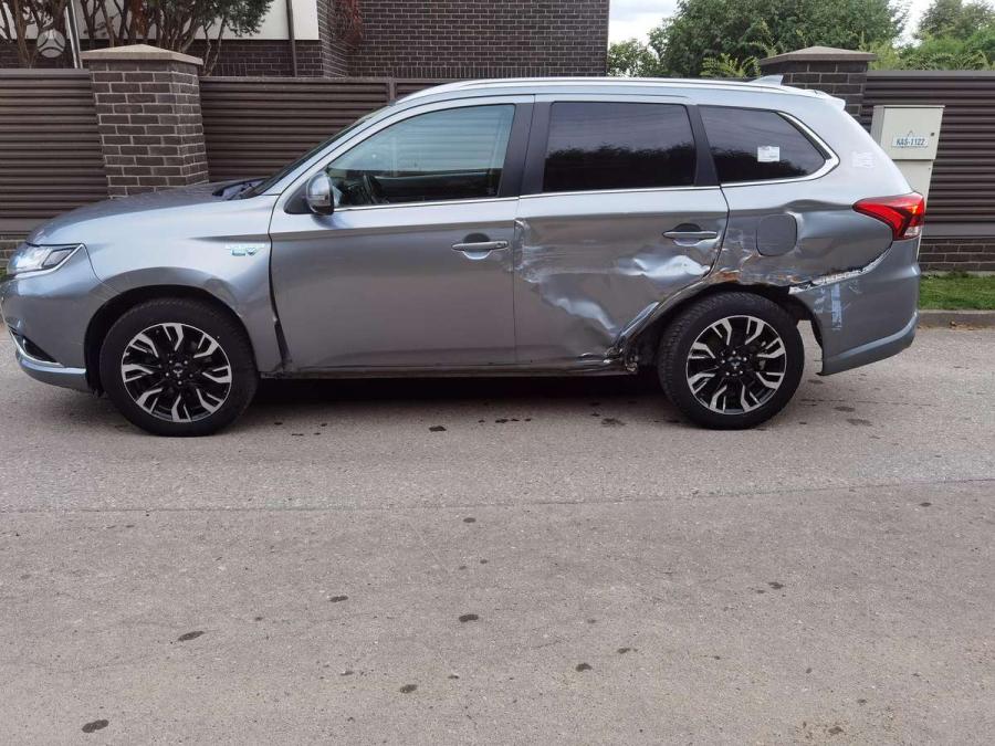 Grey Mitsubishi Outlander 2016 in Kaunas, with an engine capacity of 2.00 L and mileage of 173 thousand km for 7900 €, photo 4 on AUTOMOTO.COM.LV