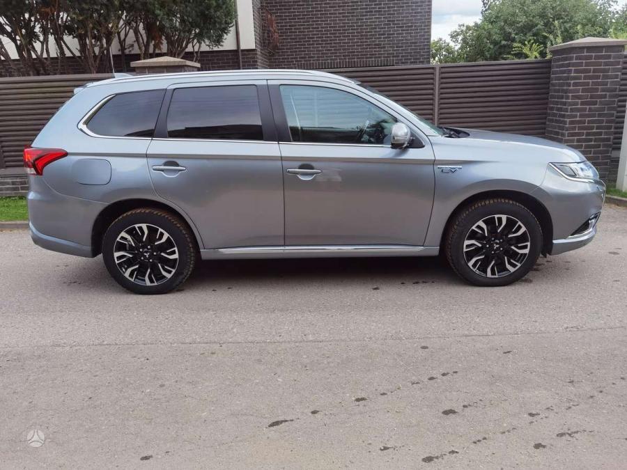 Grey Mitsubishi Outlander 2016 in Kaunas, with an engine capacity of 2.00 L and mileage of 173 thousand km for 7900 €, photo 5 on AUTOMOTO.COM.LV