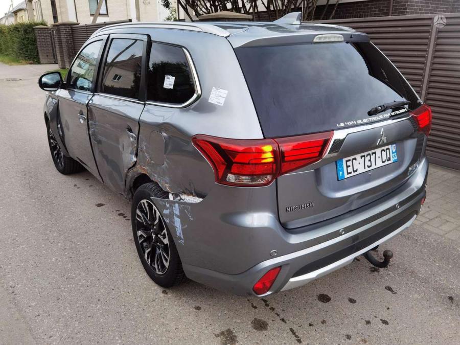 Grey Mitsubishi Outlander 2016 in Kaunas, with an engine capacity of 2.00 L and mileage of 173 thousand km for 7900 €, photo 7 on AUTOMOTO.COM.LV