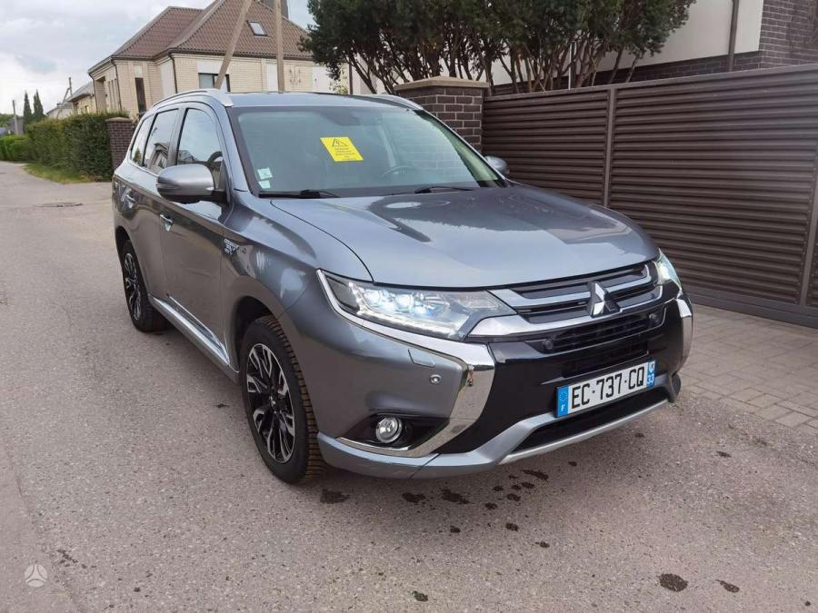 Grey Mitsubishi Outlander 2016 in Kaunas, with an engine capacity of 2.00 L and mileage of 173 thousand km for 7900 €, photo 9 on AUTOMOTO.COM.LV