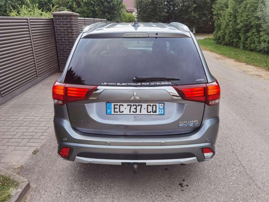 Grey Mitsubishi Outlander 2016 in Kaunas, with an engine capacity of 2.00 L and mileage of 173 thousand km for 7900 €, photo 10 on AUTOMOTO.COM.LV