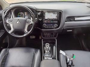 Grey Mitsubishi Outlander 2016 in Kaunas, with an engine capacity of 2.00 L and mileage of 173 thousand km for 7900 €, photo 11 on AUTOMOTO.COM.LV