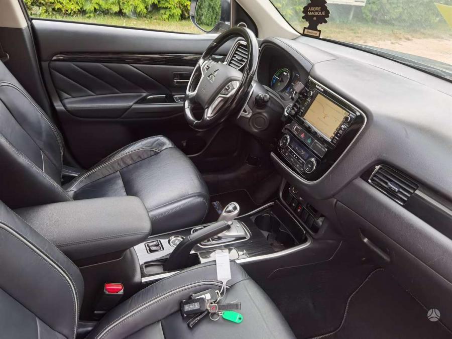 Grey Mitsubishi Outlander 2016 in Kaunas, with an engine capacity of 2.00 L and mileage of 173 thousand km for 7900 €, photo 13 on AUTOMOTO.COM.LV