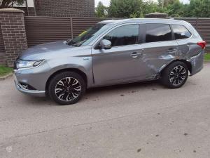 Grey Mitsubishi Outlander 2016 in Kaunas, with an engine capacity of 2.00 L and mileage of 173 thousand km for 7900 €, photo 17 on AUTOMOTO.COM.LV