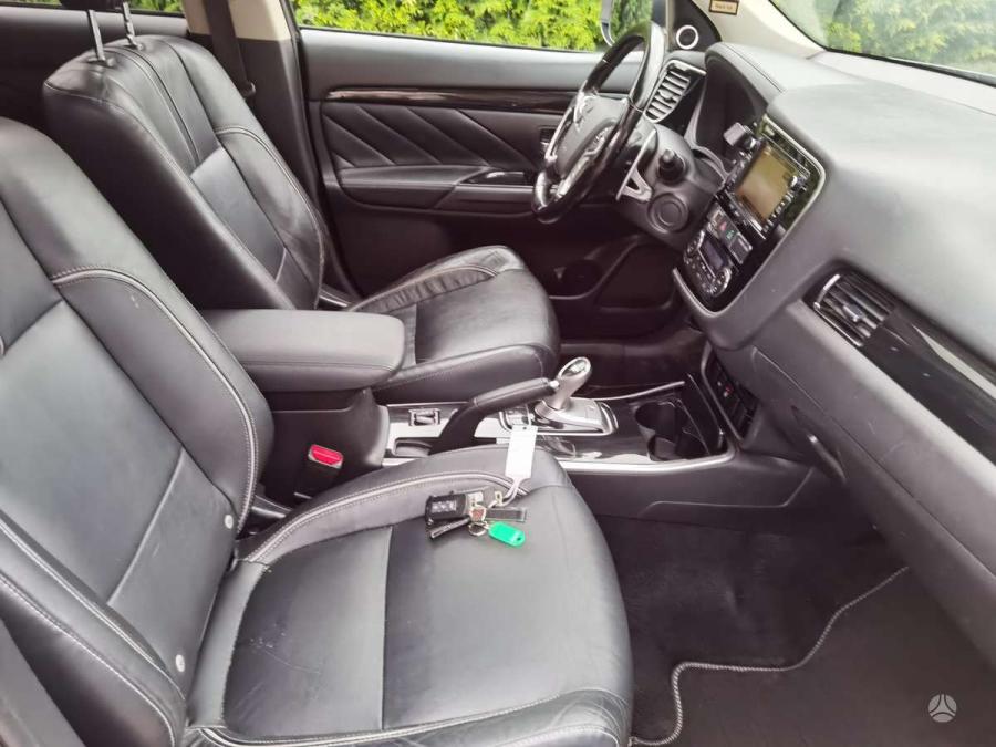 Grey Mitsubishi Outlander 2016 in Kaunas, with an engine capacity of 2.00 L and mileage of 173 thousand km for 7900 €, photo 32 on AUTOMOTO.COM.LV