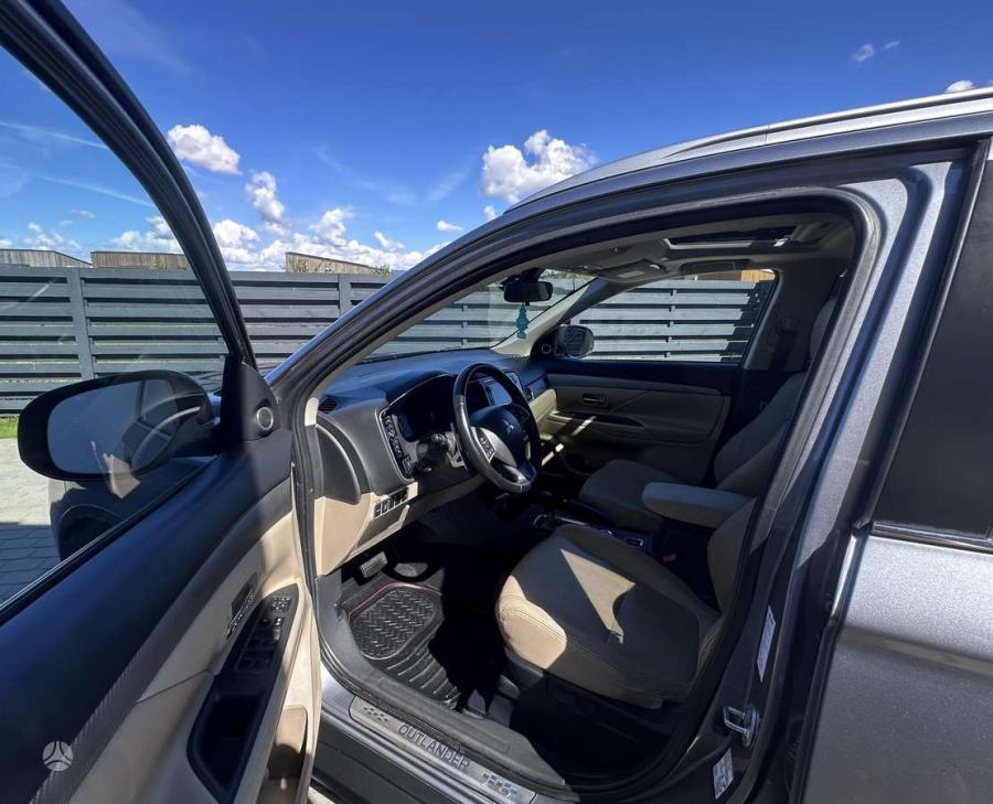 Grey Mitsubishi Outlander 2016 in Klaipeda, with an engine capacity of 2.20 L and mileage of 255 thousand km for 6750 €, photo 13 on AUTOMOTO.COM.LV