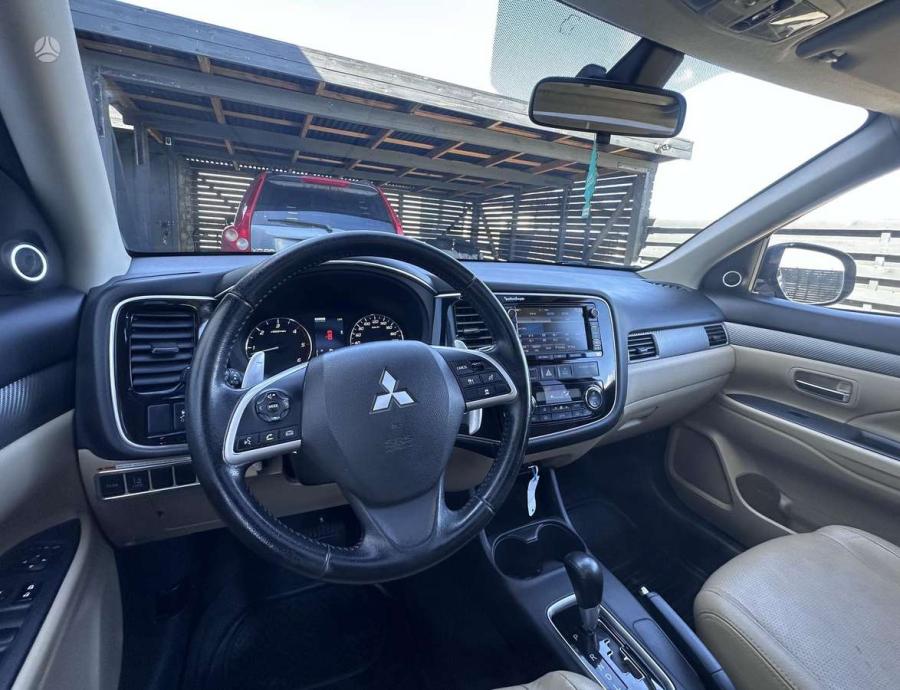 Grey Mitsubishi Outlander 2016 in Klaipeda, with an engine capacity of 2.20 L and mileage of 255 thousand km for 6750 €, photo 22 on AUTOMOTO.COM.LV