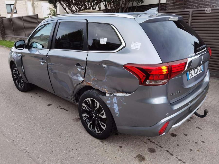 Pelēks Mitsubishi Outlander 2016 Kauņa, ar dzinēja tilpumu 2.00 L un nobraukumu 173 tūkst. km par 7700 €, foto 6 vietnē AUTOMOTO.COM.LV