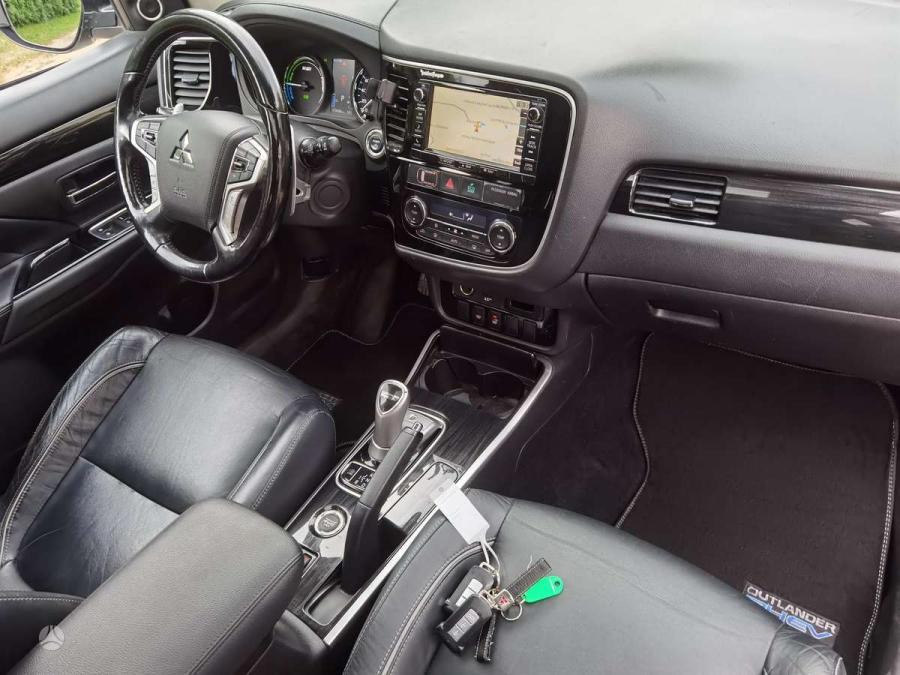Pelēks Mitsubishi Outlander 2016 Kauņa, ar dzinēja tilpumu 2.00 L un nobraukumu 173 tūkst. km par 7700 €, foto 14 vietnē AUTOMOTO.COM.LV