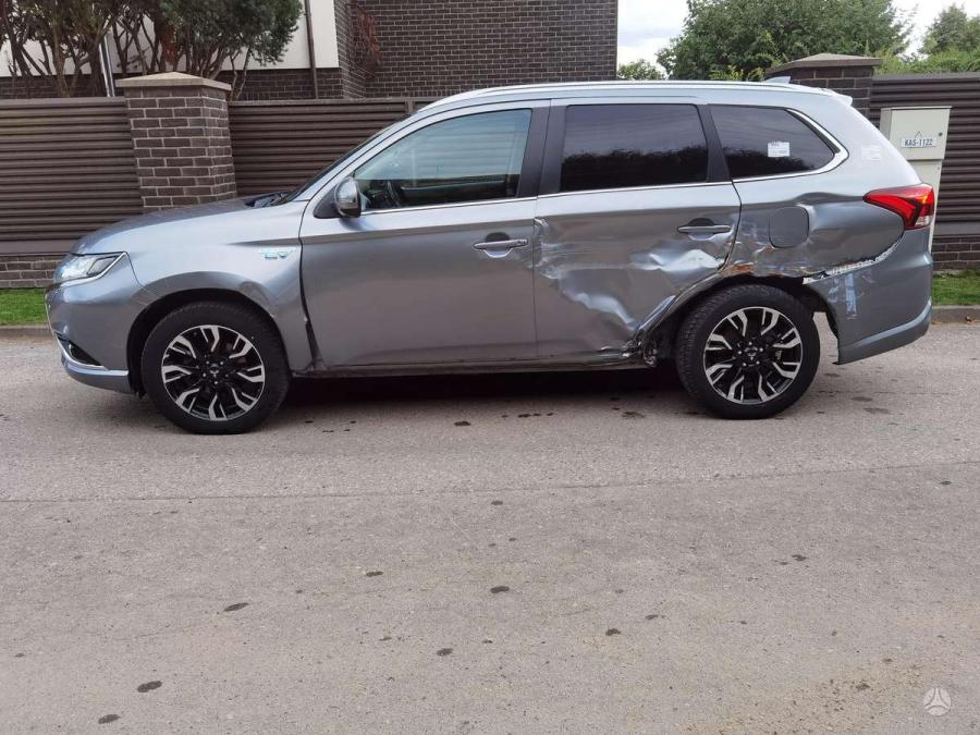 Pelēks Mitsubishi Outlander 2016 Kauņa, ar dzinēja tilpumu 2.00 L un nobraukumu 173 tūkst. km par 7700 €, foto 46 vietnē AUTOMOTO.COM.LV