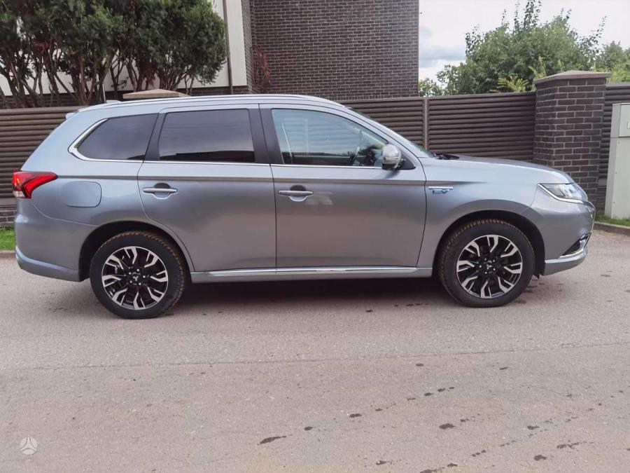 Grey Mitsubishi Outlander 2016 in Kaunas, with an engine capacity of 2.00 L and mileage of 173 thousand km for 6900 €, photo 10 on AUTOMOTO.COM.LV