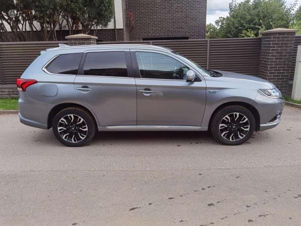 Mitsubishi Outlander 2016 in Kaunas on AUTOMOTO.COM.LV Grey Mitsubishi Outlander 2016 in Kaunas, with an engine capacity of 2.00 L and mileage of 173 thousand km for 6900 €, photo 5 on AUTOMOTO.COM.LV