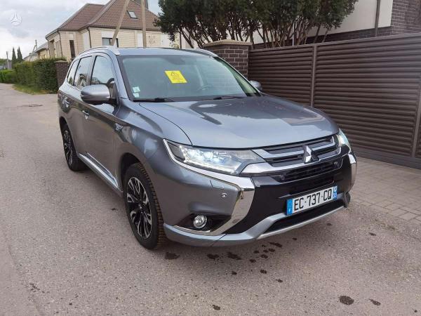 Mitsubishi Outlander 2016 in Kaunas on AUTOMOTO.COM.LV Grey Mitsubishi Outlander 2016 in Kaunas, with an engine capacity of 2.00 L and mileage of 173 thousand km for 6900 €, photo 6 on AUTOMOTO.COM.LV