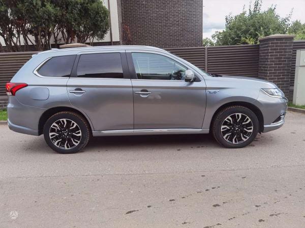 Mitsubishi Outlander 2016 in Kaunas on AUTOMOTO.COM.LV Grey Mitsubishi Outlander 2016 in Kaunas, with an engine capacity of 2.00 L and mileage of 173 thousand km for 6900 €, photo 10 on AUTOMOTO.COM.LV