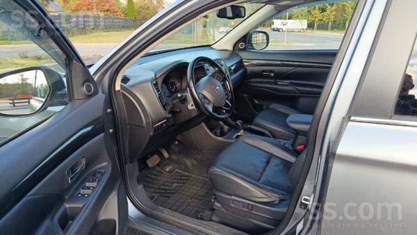 Pelēks Mitsubishi Outlander 2016 Valmiera, ar dzinēja tilpumu 2.00 L un nobraukumu 240 tūkst. km par 11500 €, foto 5 vietnē AUTOMOTO.COM.LV