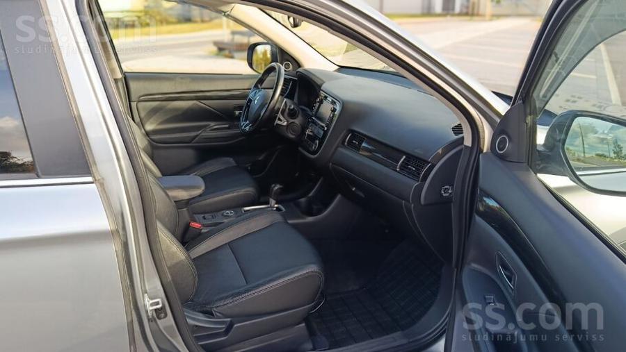 Pelēks Mitsubishi Outlander 2016 Valmiera, ar dzinēja tilpumu 2.00 L un nobraukumu 240 tūkst. km par 11500 €, foto 9 vietnē AUTOMOTO.COM.LV