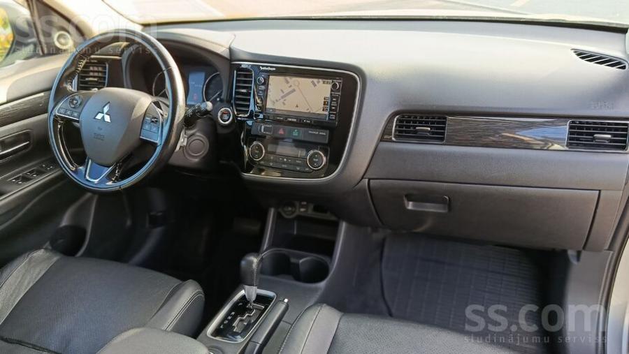 Pelēks Mitsubishi Outlander 2016 Valmiera, ar dzinēja tilpumu 2.00 L un nobraukumu 240 tūkst. km par 11500 €, foto 10 vietnē AUTOMOTO.COM.LV