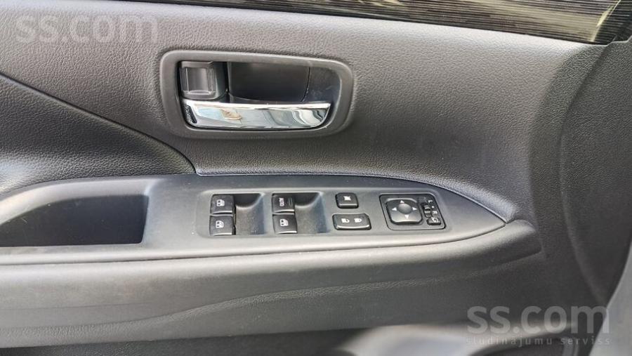 Pelēks Mitsubishi Outlander 2016 Valmiera, ar dzinēja tilpumu 2.00 L un nobraukumu 240 tūkst. km par 11500 €, foto 12 vietnē AUTOMOTO.COM.LV