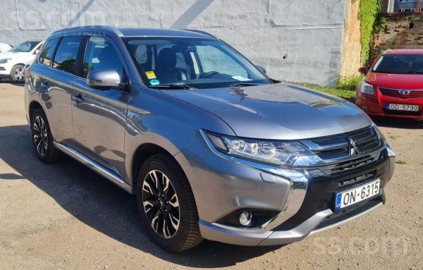 Grey Mitsubishi Outlander 2017 in Jelgava, with an engine capacity of 2.00 L and mileage of 0 thousand km for 14490 €, photo 3 on AUTOMOTO.COM.LV