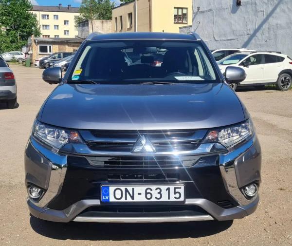 Grey Mitsubishi Outlander 2017 in Jelgava, with an engine capacity of 2.00 L and mileage of 165 thousand km for 14490 €, photo 1 on AUTOMOTO.COM.LV