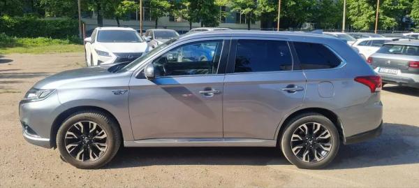 Grey Mitsubishi Outlander 2017 in Jelgava, with an engine capacity of 2.00 L and mileage of 165 thousand km for 14490 €, photo 5 on AUTOMOTO.COM.LV