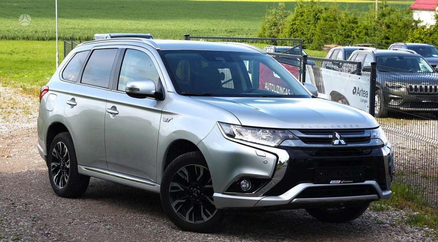 Grey Mitsubishi Outlander 2017 in Kretinga, with an engine capacity of 2.00 L and mileage of 167 thousand km for 13399 €, photo 3 on AUTOMOTO.COM.LV