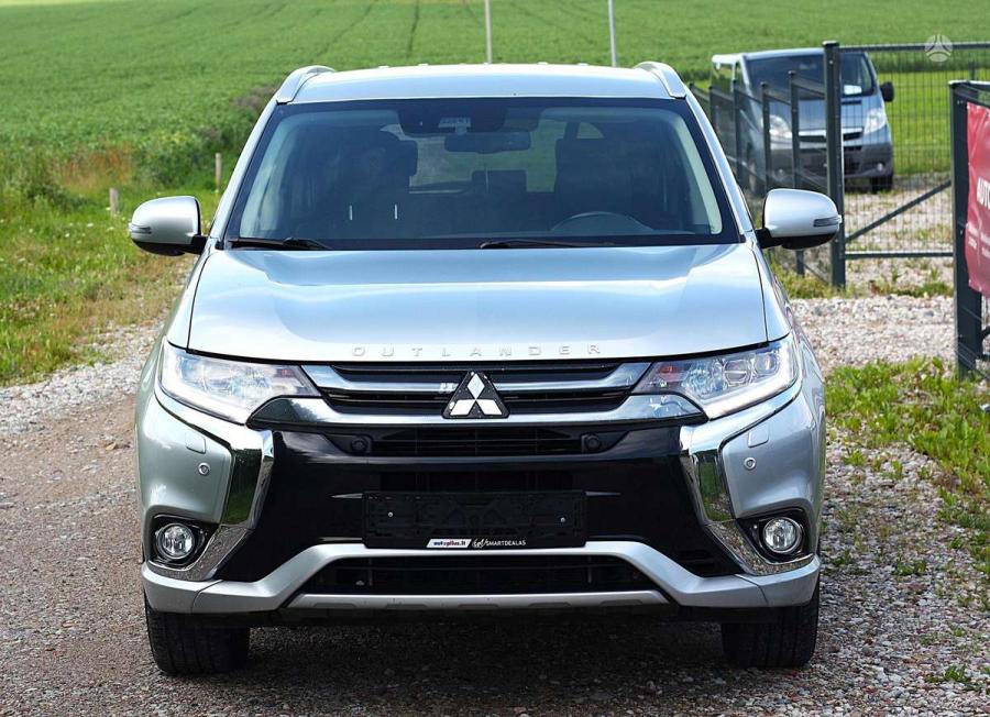 Grey Mitsubishi Outlander 2017 in Kretinga, with an engine capacity of 2.00 L and mileage of 167 thousand km for 13399 €, photo 6 on AUTOMOTO.COM.LV