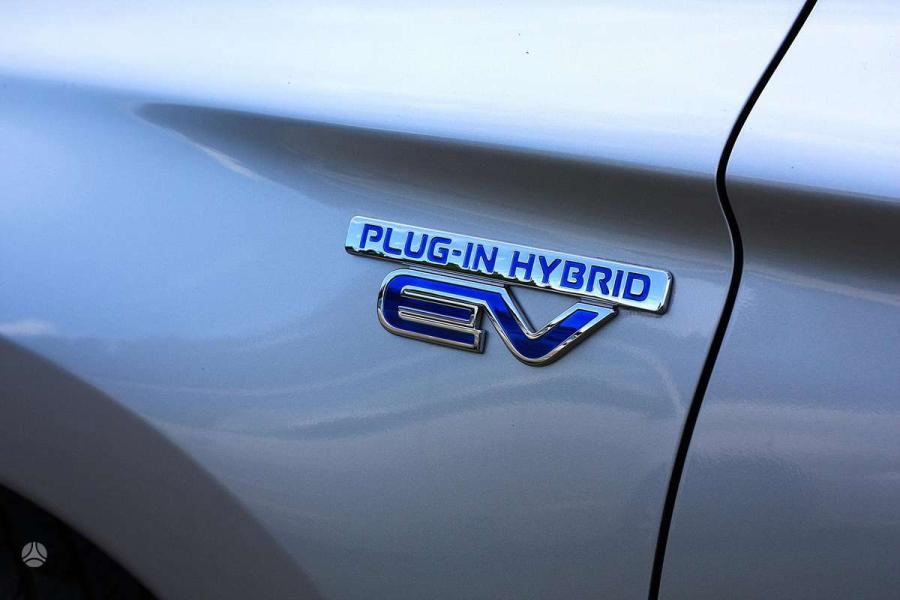 Grey Mitsubishi Outlander 2017 in Kretinga, with an engine capacity of 2.00 L and mileage of 167 thousand km for 13399 €, photo 10 on AUTOMOTO.COM.LV