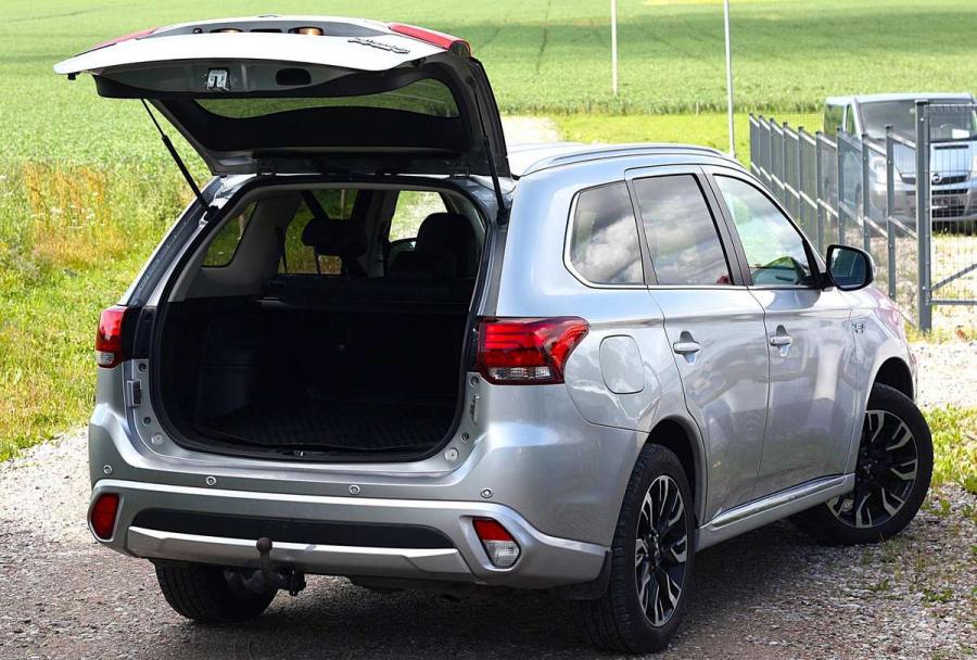 Grey Mitsubishi Outlander 2017 in Kretinga, with an engine capacity of 2.00 L and mileage of 167 thousand km for 13399 €, photo 15 on AUTOMOTO.COM.LV