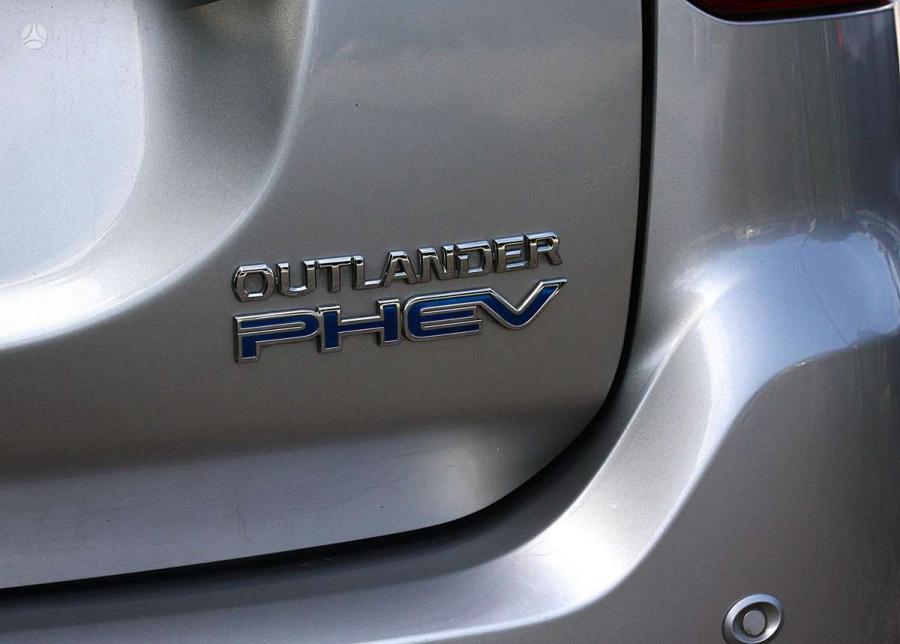 Grey Mitsubishi Outlander 2017 in Kretinga, with an engine capacity of 2.00 L and mileage of 167 thousand km for 13399 €, photo 18 on AUTOMOTO.COM.LV