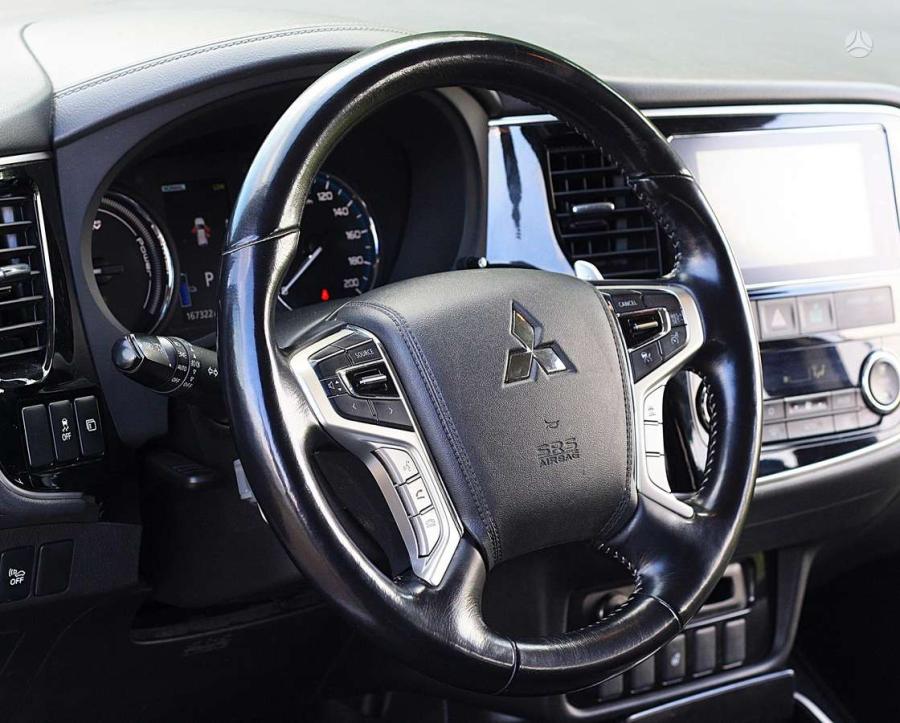 Grey Mitsubishi Outlander 2017 in Kretinga, with an engine capacity of 2.00 L and mileage of 167 thousand km for 13399 €, photo 22 on AUTOMOTO.COM.LV