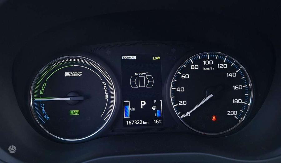 Grey Mitsubishi Outlander 2017 in Kretinga, with an engine capacity of 2.00 L and mileage of 167 thousand km for 13399 €, photo 30 on AUTOMOTO.COM.LV