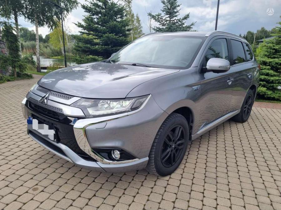 Grey Mitsubishi Outlander 2017 in Alytus, with an engine capacity of 2.00 L and mileage of 126 thousand km for 13500 €, photo 1 on AUTOMOTO.COM.LV