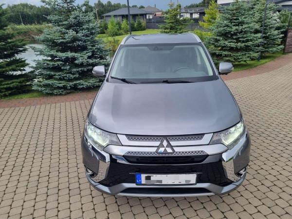 Mitsubishi Outlander 2017 in Alytus on AUTOMOTO.COM.LV Grey Mitsubishi Outlander 2017 in Alytus, with an engine capacity of 2.00 L and mileage of 126 thousand km for 13500 €, photo 4 on AUTOMOTO.COM.LV