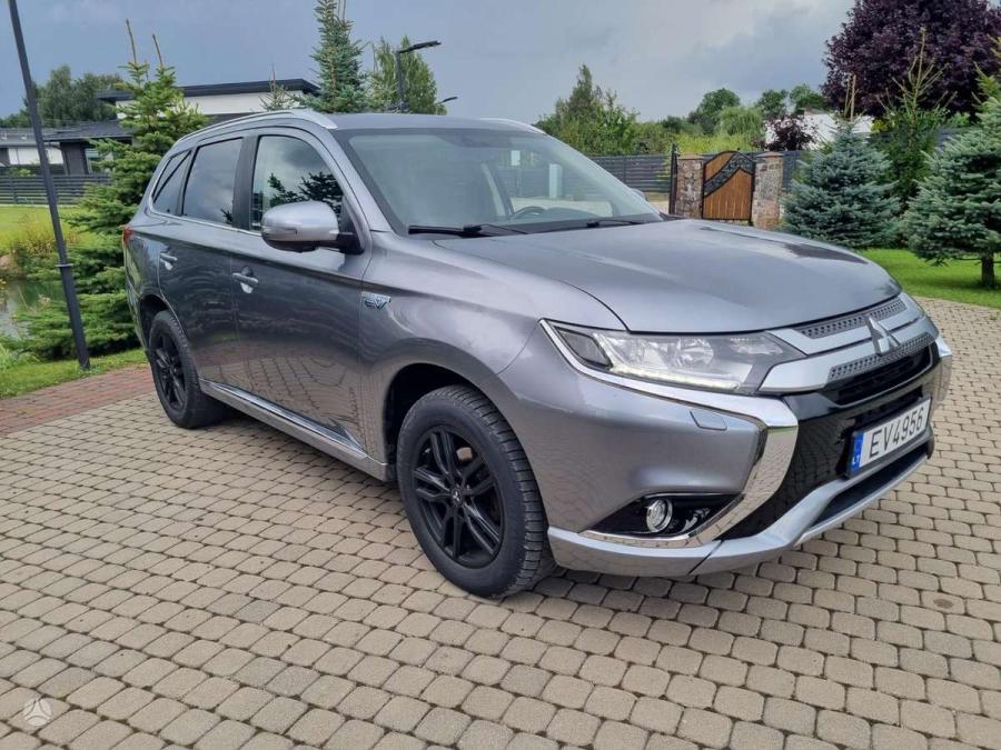 Grey Mitsubishi Outlander 2017 in Alytus, with an engine capacity of 2.00 L and mileage of 126 thousand km for 13500 €, photo 5 on AUTOMOTO.COM.LV