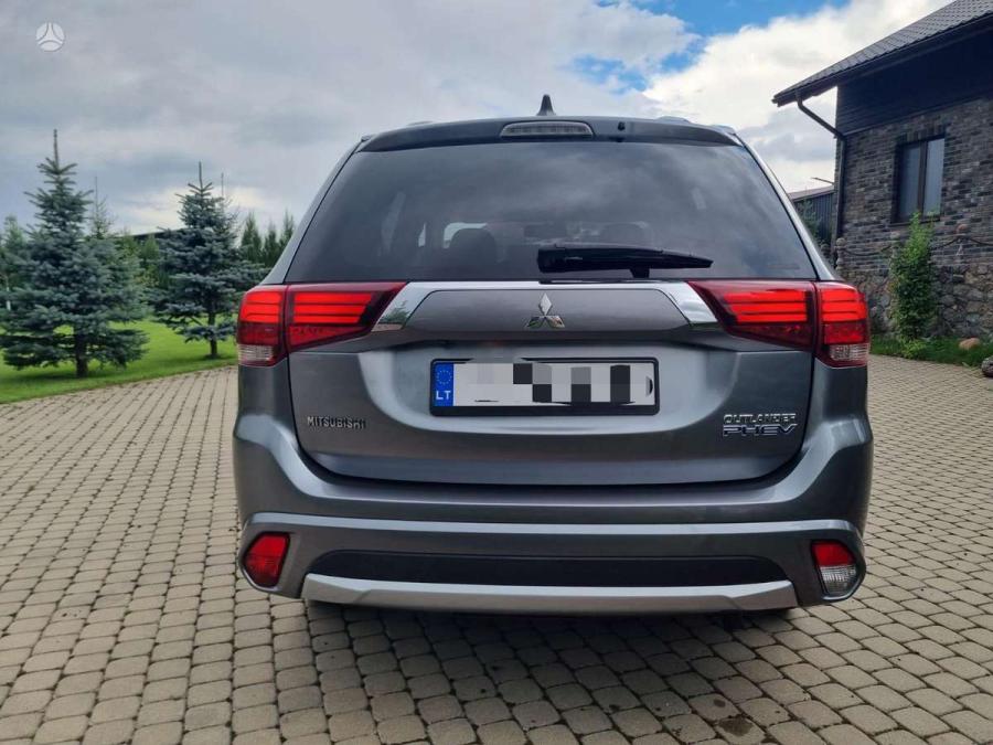 Grey Mitsubishi Outlander 2017 in Alytus, with an engine capacity of 2.00 L and mileage of 126 thousand km for 13500 €, photo 8 on AUTOMOTO.COM.LV