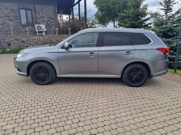 Mitsubishi Outlander 2017 in Alytus on AUTOMOTO.COM.LV Grey Mitsubishi Outlander 2017 in Alytus, with an engine capacity of 2.00 L and mileage of 126 thousand km for 13500 €, photo 9 on AUTOMOTO.COM.LV