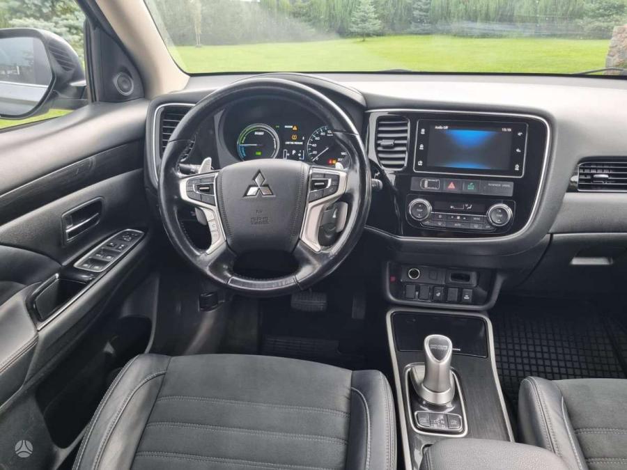 Grey Mitsubishi Outlander 2017 in Alytus, with an engine capacity of 2.00 L and mileage of 126 thousand km for 13500 €, photo 11 on AUTOMOTO.COM.LV