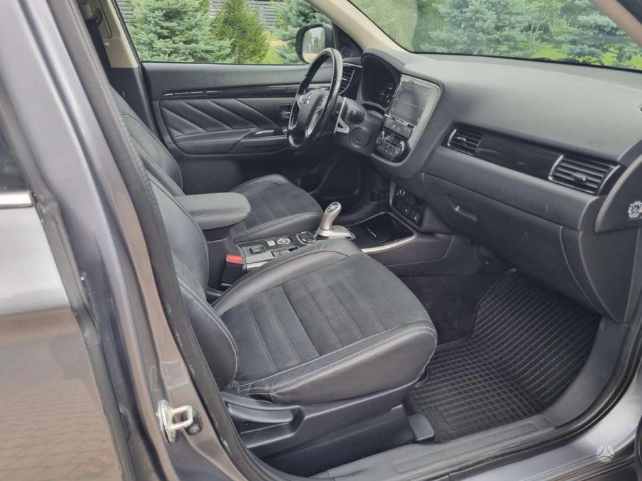 Grey Mitsubishi Outlander 2017 in Alytus, with an engine capacity of 2.00 L and mileage of 126 thousand km for 13500 €, photo 14 on AUTOMOTO.COM.LV