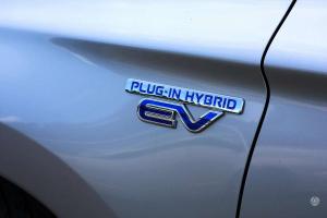 Grey Mitsubishi Outlander 2017 in Kretinga, with an engine capacity of 2.00 L and mileage of 167 thousand km for 13399 €, photo 4 on AUTOMOTO.COM.LV