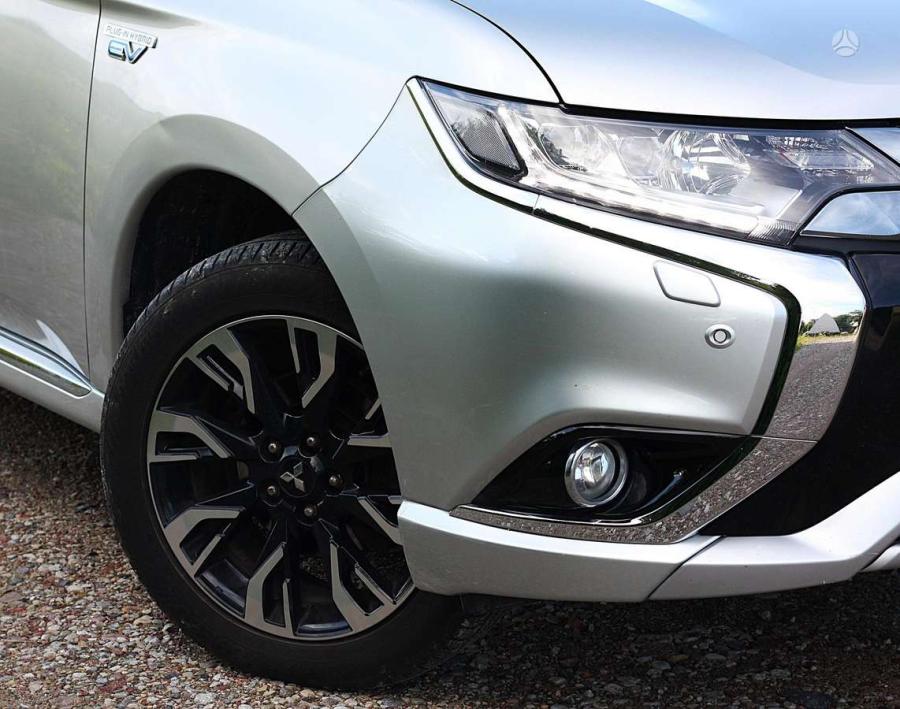 Grey Mitsubishi Outlander 2017 in Kretinga, with an engine capacity of 2.00 L and mileage of 167 thousand km for 13399 €, photo 10 on AUTOMOTO.COM.LV