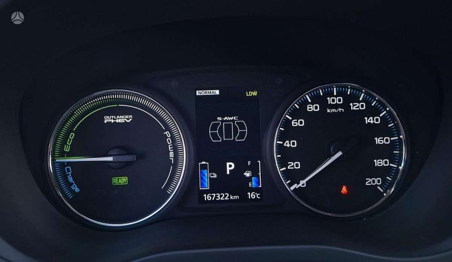 Grey Mitsubishi Outlander 2017 in Kretinga, with an engine capacity of 2.00 L and mileage of 167 thousand km for 13399 €, photo 25 on AUTOMOTO.COM.LV