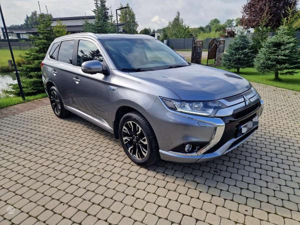 Pelēks Mitsubishi Outlander 2017 Alīta, ar dzinēja tilpumu 2.00 L un nobraukumu 126 tūkst. km par 14500 €, foto  vietnē AUTOMOTO.COM.LV