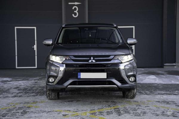 Pelēks Mitsubishi Outlander 2018 Viļņa, ar dzinēja tilpumu 2.00 L un nobraukumu 123 tūkst. km par 16800 €, foto 2 vietnē AUTOMOTO.COM.LV