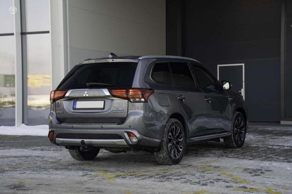Pelēks Mitsubishi Outlander 2018 Viļņa, ar dzinēja tilpumu 2.00 L un nobraukumu 123 tūkst. km par 16800 €, foto 4 vietnē AUTOMOTO.COM.LV