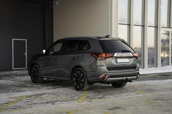 Pelēks Mitsubishi Outlander 2018 Viļņa, ar dzinēja tilpumu 2.00 L un nobraukumu 123 tūkst. km par 16800 €, foto 5 vietnē AUTOMOTO.COM.LV