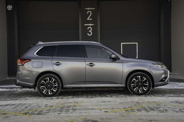 Pelēks Mitsubishi Outlander 2018 Viļņa, ar dzinēja tilpumu 2.00 L un nobraukumu 123 tūkst. km par 16800 €, foto 6 vietnē AUTOMOTO.COM.LV