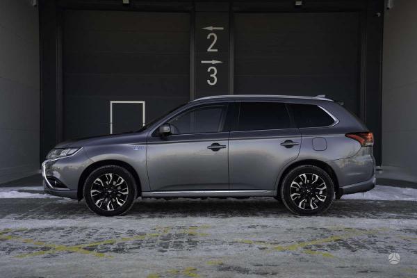 Pelēks Mitsubishi Outlander 2018 Viļņa, ar dzinēja tilpumu 2.00 L un nobraukumu 123 tūkst. km par 16800 €, foto 7 vietnē AUTOMOTO.COM.LV